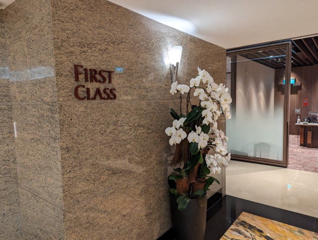 Review: Singapore Airlines SilverKris First Class Lounge Changi ...