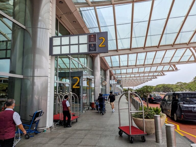 Inside look: Singapore Airlines First Class check-in reception, Changi ...