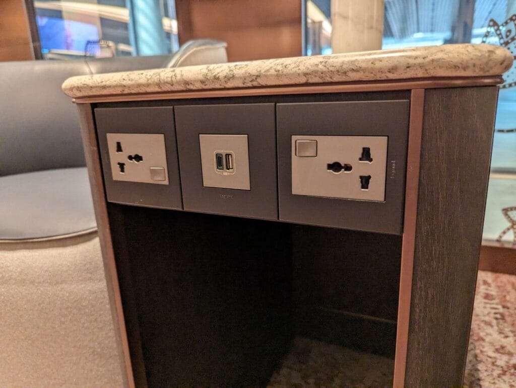 Inside look: Singapore Airlines First Class check-in reception, Changi ...