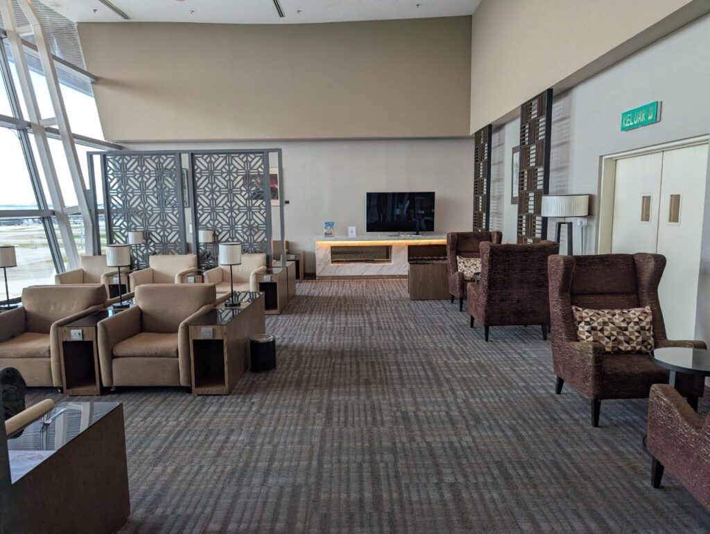 Review: Malaysia Airlines Regional Golden Lounge KUL - The MileLion