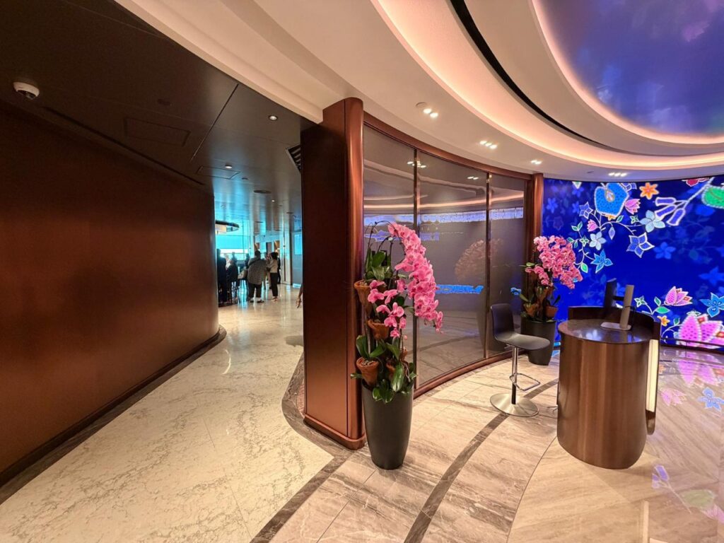 Revealed: Singapore Airlines' new First Class SilverKris Lounge at ...