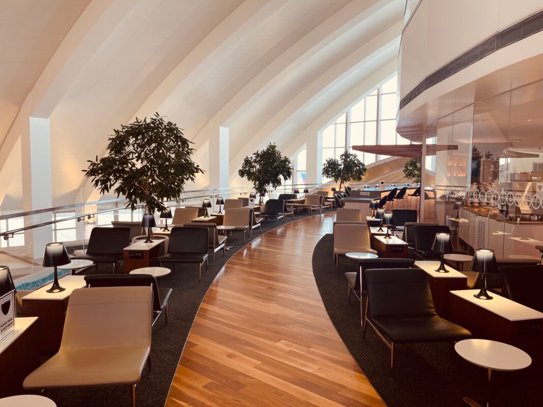 United cuts Polaris Lounge access for Singapore Airlines and many Star ...